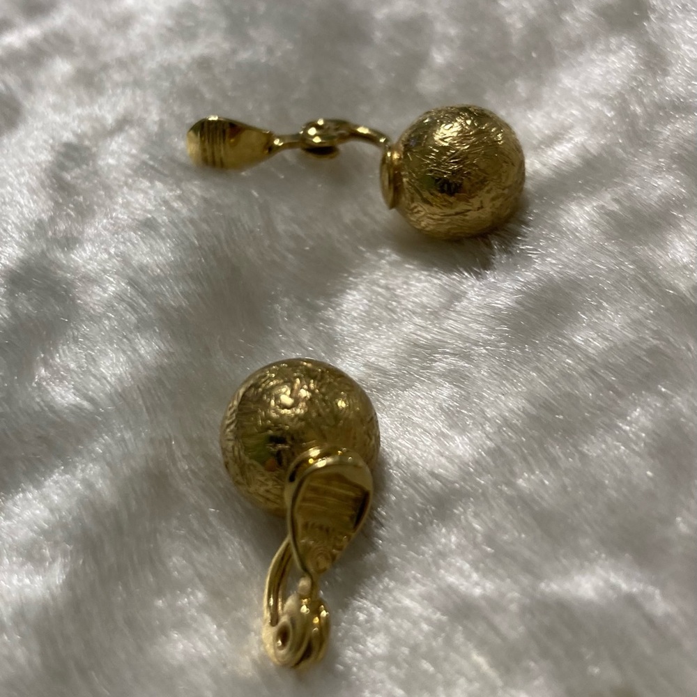 Vtg Monet Textured Gold Ball Clip On Earrings - Gem